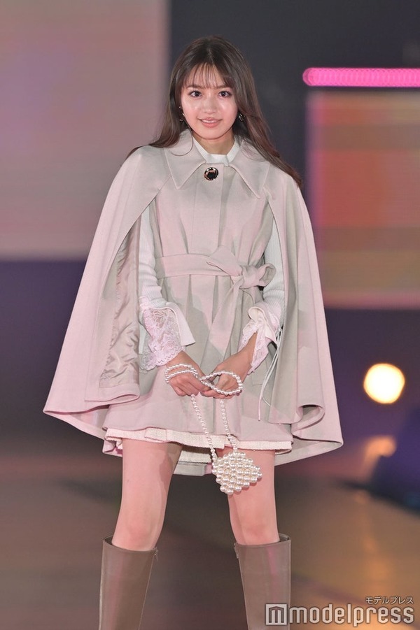香音、美脚に釘付け ポンチョ風コート×レースでガーリーに<girlsaward 2023 A/w> Newscafe