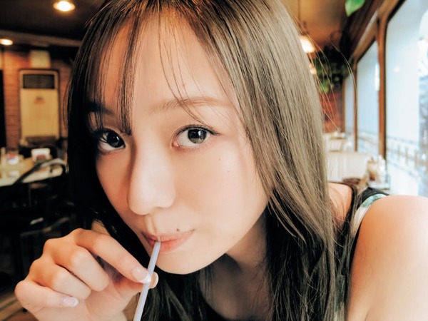 乃木坂46梅澤美波、美肌チラ見せ恋人風グラビアで魅了 | NewsCafe