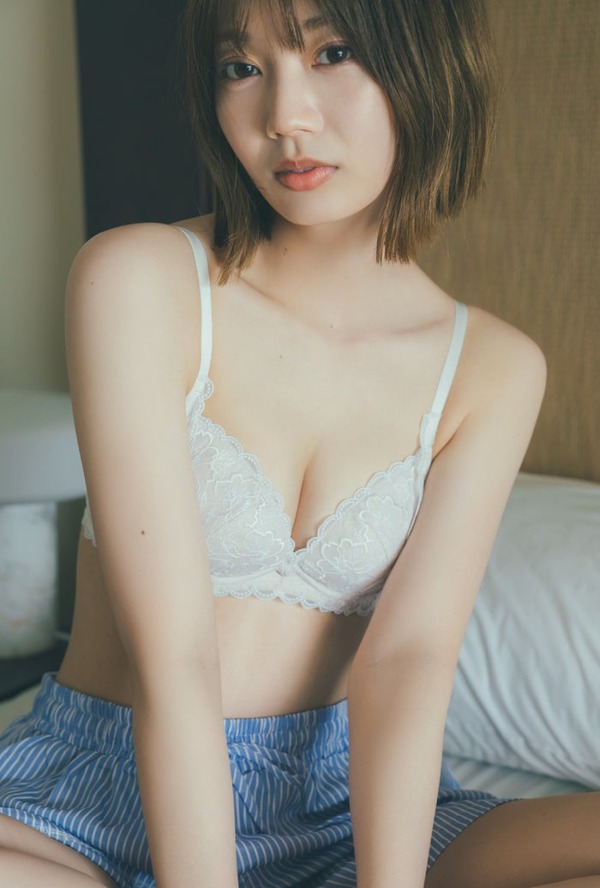 日向坂46高本彩花、純白ランジェリー姿で美鎖骨輝く 1st写真集封入ポストカード第6弾解禁【僕の記憶の中で】 | NewsCafe