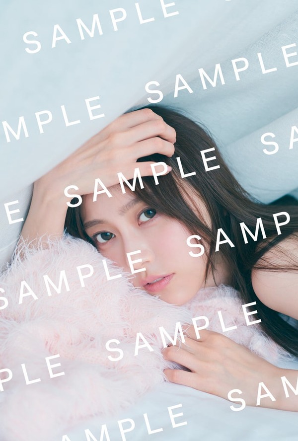 乃木坂46弓木奈於、素肌感たっぷりで横たわる 1st写真集封⼊ポストカード第4弾解禁【天使だったのか】 | NewsCafe