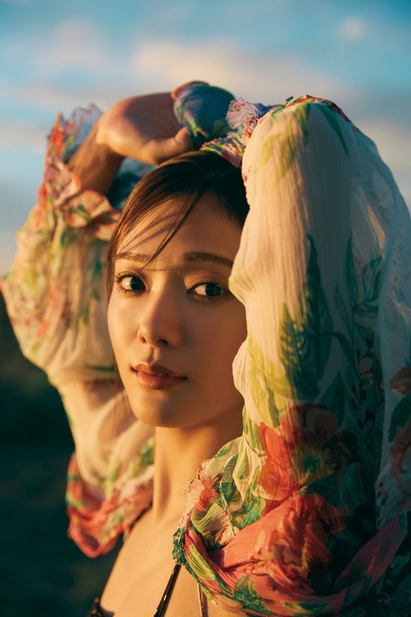 櫻坂46田村保乃、サンタフェの夕陽に包まれ大人の表情 2nd写真集先行カット解禁 | NewsCafe