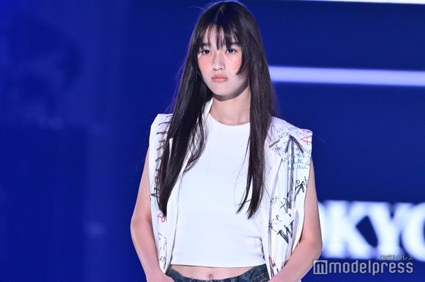 ポカリCMで話題のモデル・椿、ジーンズから美ウエストちらり【TGC 2024 A／W】 | NewsCafe