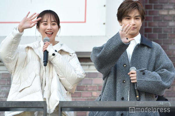 比嘉愛未＆三代目JSB岩田剛典、新宿降臨 400人以上のファンへ気遣い光る【フォレスト】 | NewsCafe