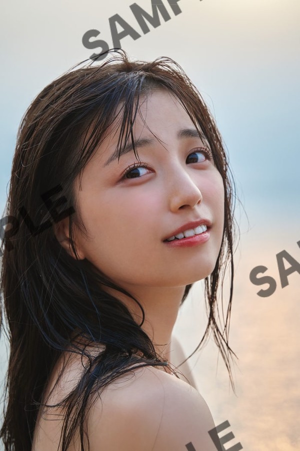 乃木坂46五百城茉央、素肌輝く濡れ髪ショット 1st写真集封入特典ポストカード第4弾解禁【未来の作り方】 | NewsCafe