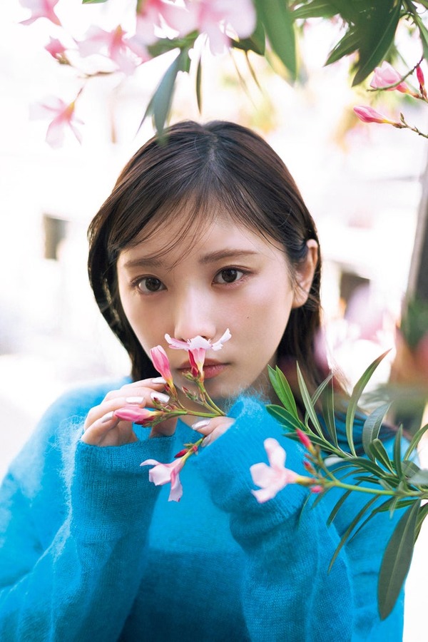 乃木坂46与田祐希、自然体な表情で魅了「週刊FLASH」表紙登場 | NewsCafe