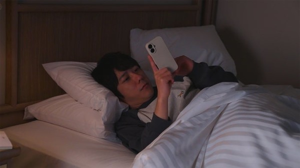 二宮和也の1日に密着 部屋着でくつろぐ姿・撮影中の様子…新CMで飾らない日常描く | NewsCafe