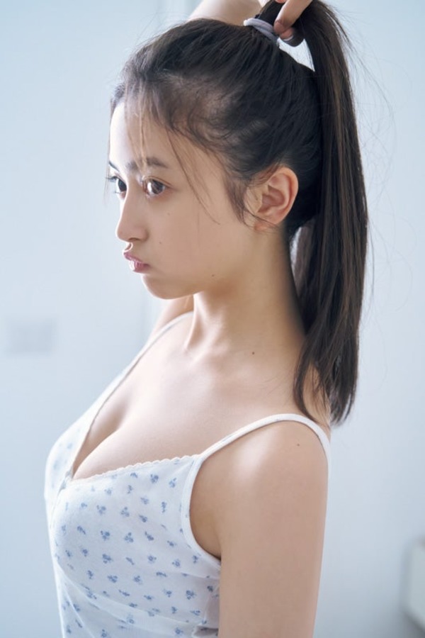 乃木坂46井上和、花柄キャミ×ポニーテール姿 1st写真集先行カットに「可愛すぎる」「透明感が際立ってる」の声 | NewsCafe