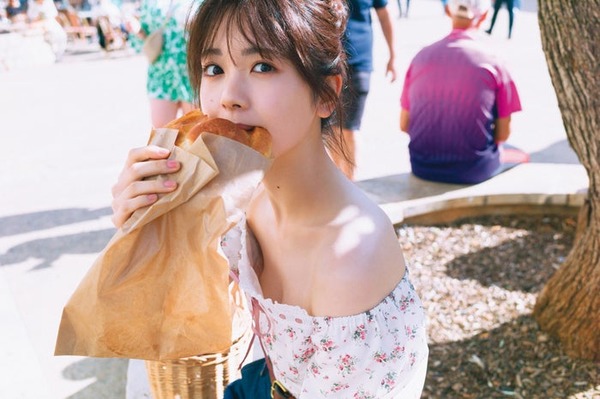 乃木坂46筒井あやめ、顔より大きなパン頬張る“もぐめん”ショット 1st写真集先行カット公開 | NewsCafe