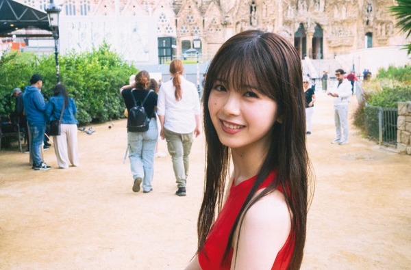 乃木坂46筒井あやめ、サグラダファミリア前で感動の表情 1st写真集最後の先行カット公開【感情の隙間】 | NewsCafe