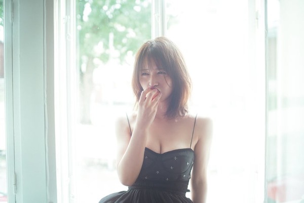 長濱ねる、レディな黒ドレス姿であどけない表情 2nd写真集先行カット第5弾解禁 | NewsCafe