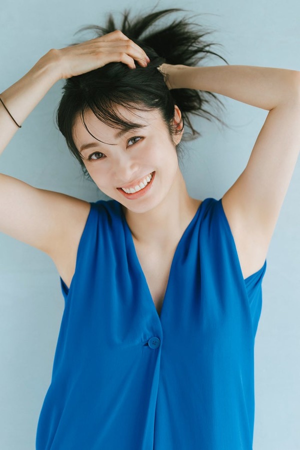 上戸彩、艶やかドレス姿披露「週刊FLASH」表紙登場 | NewsCafe