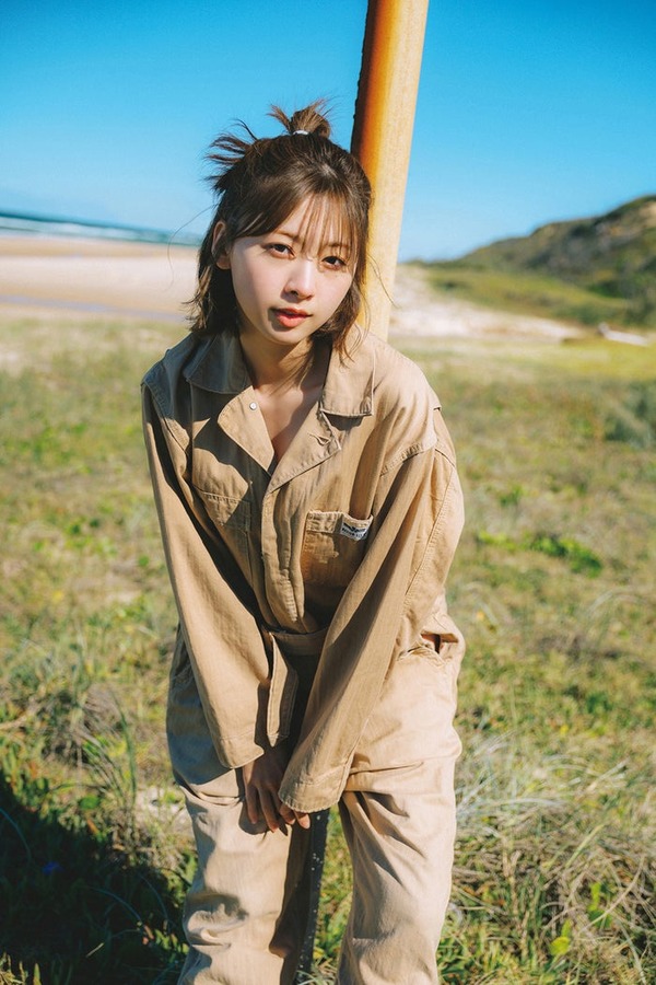 日向坂46富田鈴花、ビンテージライクでクールに決める 写真集先行カット第5弾解禁 | NewsCafe