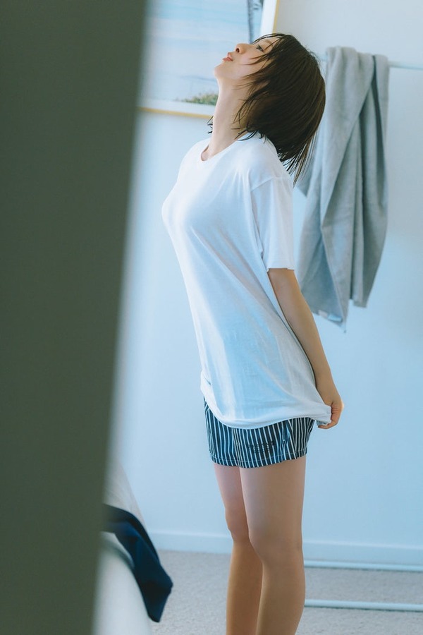 日向坂46富田鈴花、ベッドルームでの白T 濡れ髪姿 写真集先行カット第6弾解禁 | NewsCafe