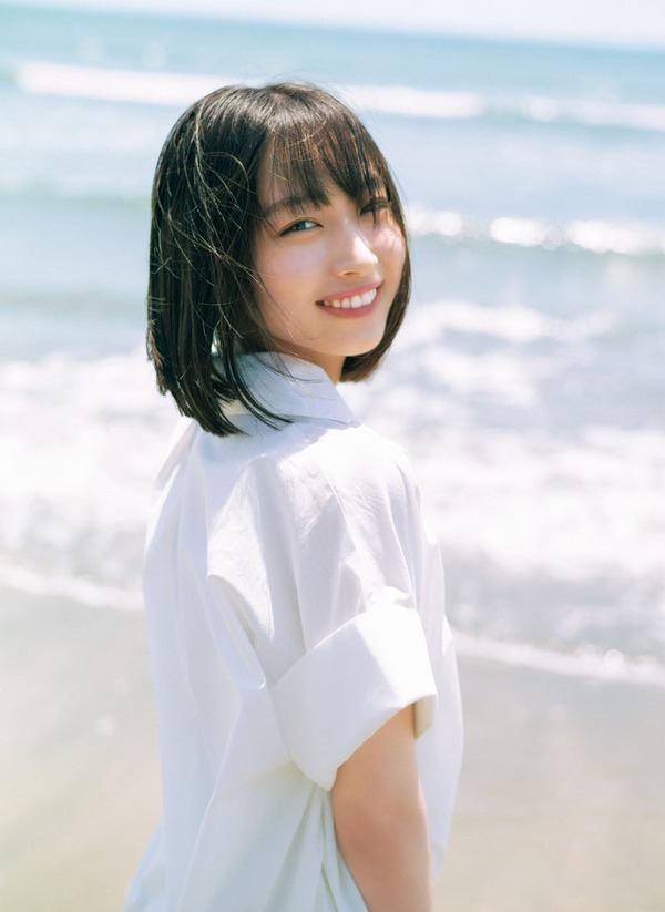 日向坂46 5期生・大野愛実「週マガ」ソロで初登場 透明感溢れるグラビア披露 | NewsCafe