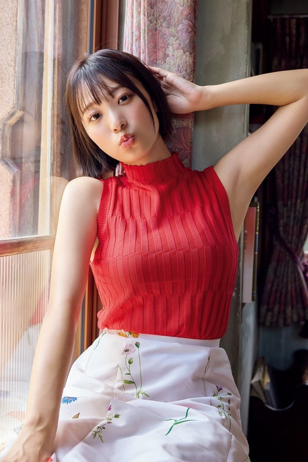 お天気キャスター・今井春花、ノースリーブニット姿でほっそり二の腕際立つ「週刊FLASH」初登場 | NewsCafe