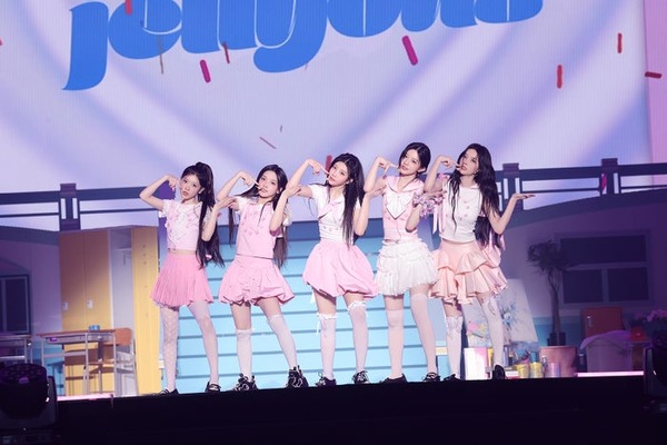 ILLIT、初ファンコンサート大阪公演開催 ヒット曲「Magnetic」イントロで関西弁アレンジも | NewsCafe