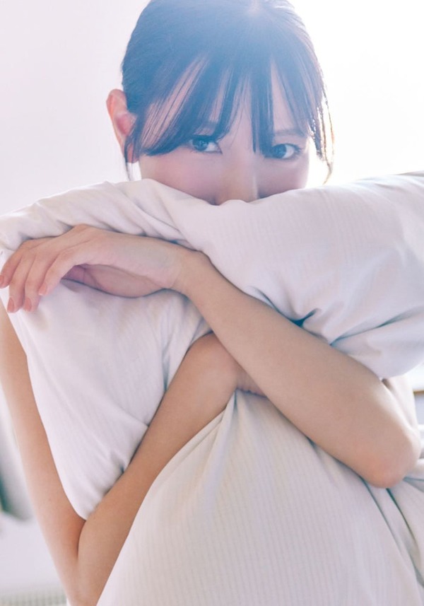 日向坂46河田陽菜、枕を抱きしめ上目遣い 2nd写真集裏表紙＆秋元康氏による帯コメント解禁【テイクオフ】 | NewsCafe